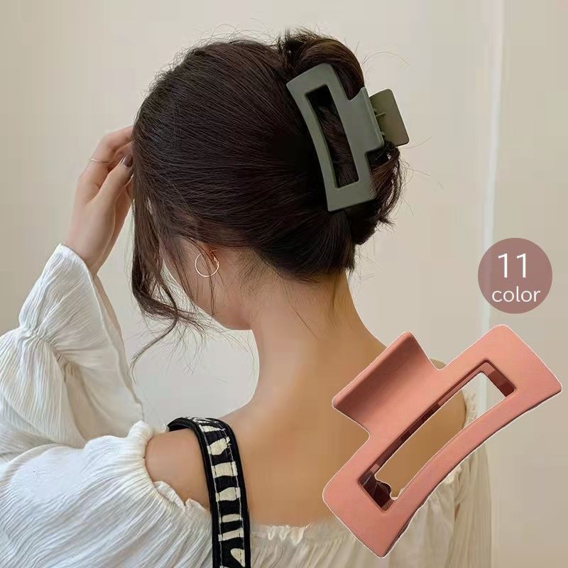 マットな質感とくすみカラーがおしゃれなヘアクリップ。大きめのサイズ感とスクエア型で、サッと留めるだけでこなれヘアーに格上げしてくれます♪ 【サイズについて】画像をご参照下さい。 【カラーについて】生産ロットにより柄の出方や色の濃淡が異なる場...