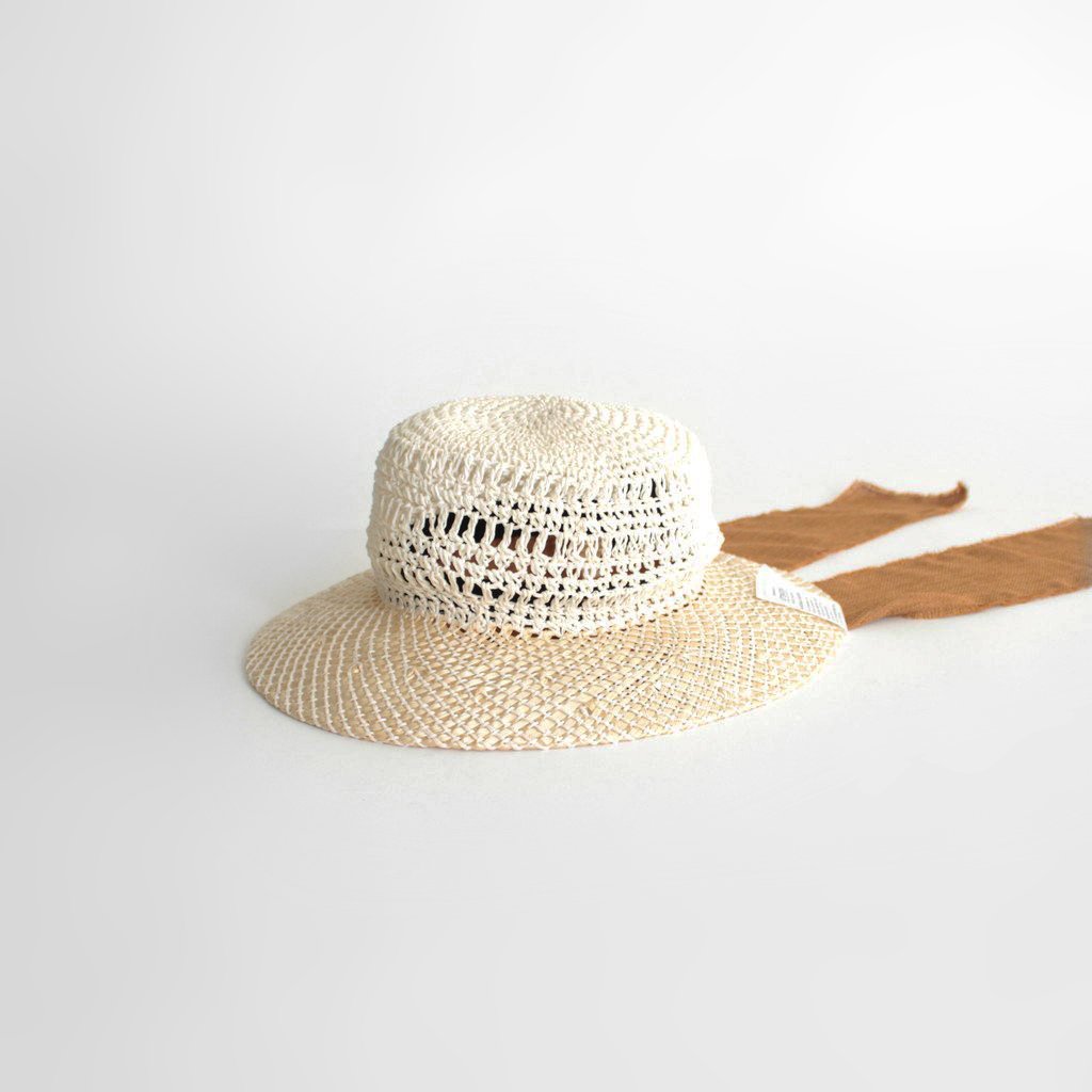 ■Product Details. ・素材と生地 ケンマ草とペーパーを撚り合わせたデッドストックの素材を使用。頭が入る部分はすかし編みになっているので風を通して涼しく被っていただけます。スカーフは柔らかく肌当たりの良いリネンライクポリエステ...
