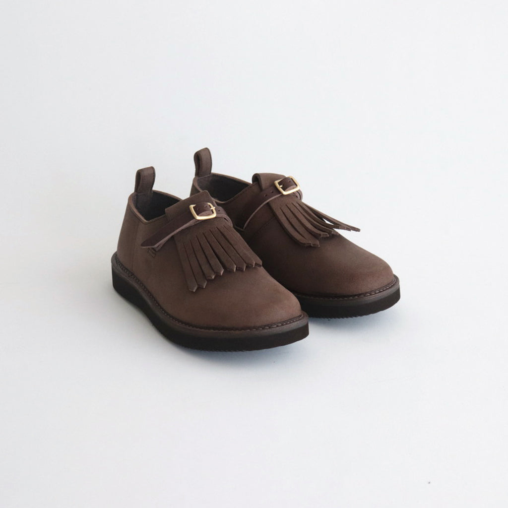■Product Details. シンプルなスリッポン型シューズにベルトとタッセルをあしらったコンテンポラリーな見た目のレザーシューズ。タッセルの裏側は左右に割れており、ベルトの絞り具合で開閉やフィッティングの調整が可能な仕様です。 アッ...