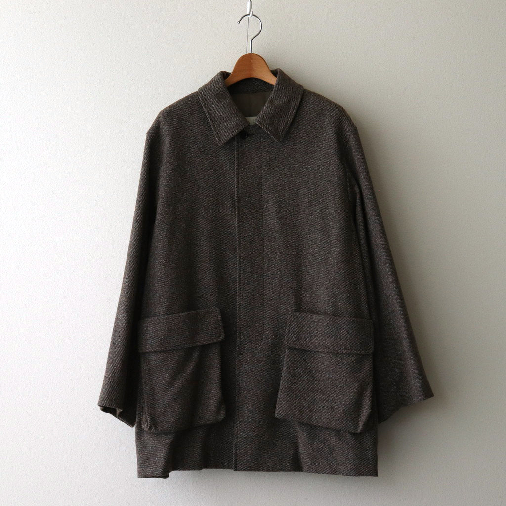 □PRODUCT DETAIL＜SHORT RAMBLE＞今季は肩の落ち感をアップデートしたCaledoor定番のショートコート。60年代のイギリスのマウンテンコートを現代的なアプローチでモディファイした、上品でありながらヴィンテージ感も感...