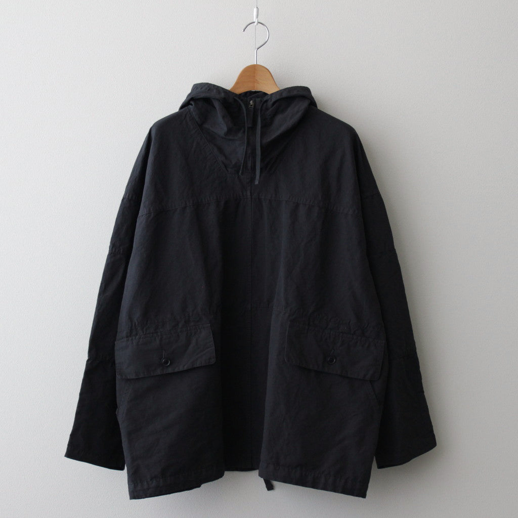 □PRODUCT DETAIL＜SHORT RAMBLE＞イギリス軍のスモックをベースに、歩きやすさを求めて現代的に改良したランブリングスモック。歩くときに衣服が妨げにならないように分量感を多めに取り、ざっくりと着られるアイテムとしてデザイ...