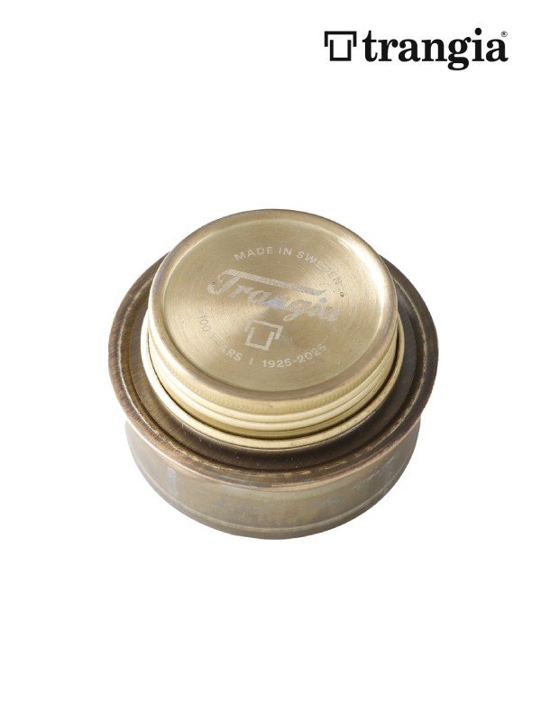 トランギア アルコールバーナー 100周年モデル ■メーカー説明文引用 元祖モデルともいわれているTrangiaのアルコールバーナーは、究極のシンプルさと静かに揺らめく炎が大きな特徴です。 スクリューキャップに100周年記念ロゴを刻印したプ...