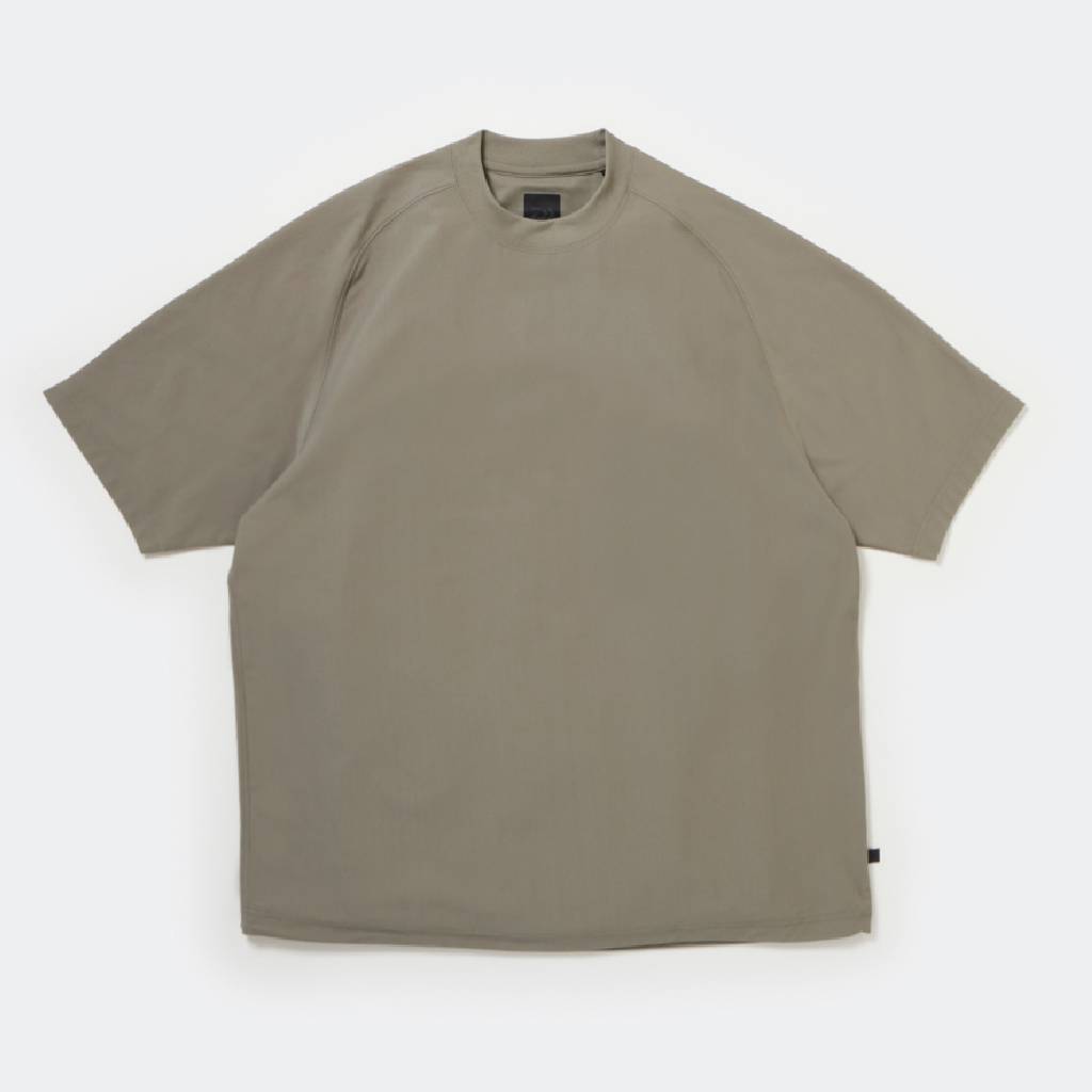 ■DESCRIPTION■夏の時期に欠かせないスポーティーなライトウェイトTシャツ。DAIWA PIER39の新作カットソーシリーズになります。クラシックなフリーダムスリーブを採用。2種類の違うポリエステル原料を使用することで糸にバネのよう...