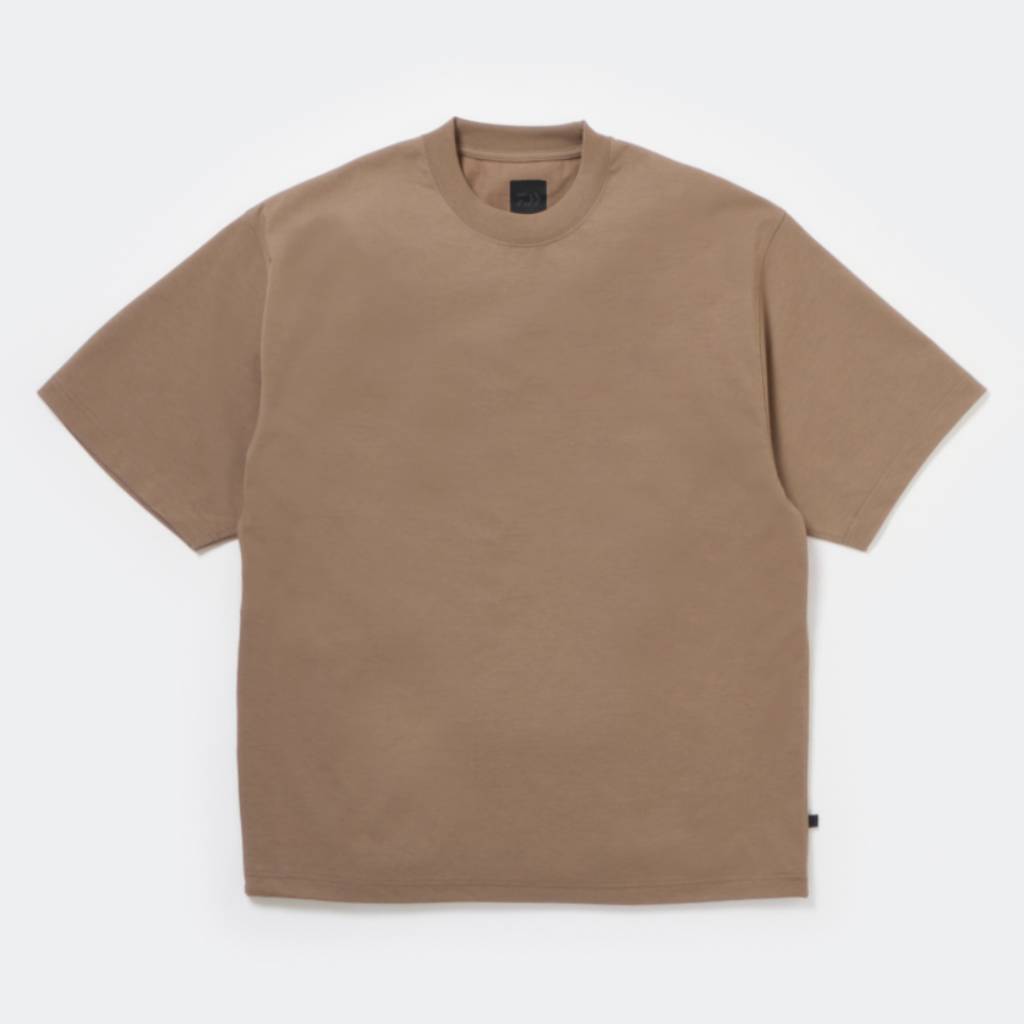 ■DESCRIPTION■裾にドローコードを取り付けたヘビーウェイトTシャツです。DAIWA PIER39の中でも人気のカットソーシリーズ。度詰めの頑丈な素材感のポリエステル糸で編み立てているので、ハリがありながらも着心地の良くコットンライ...