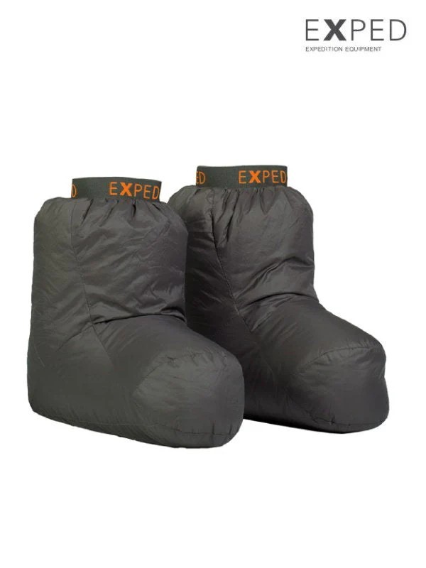エクスペド ダウンソック ■メーカー説明文引用 どんな睡眠の状況下でも足元を温かく 寒い夜や寒い日の外出時に、心地良く温かいダウンが封入されたシンプルな靴下。 ・非常に軽量で、パッキングを妨げません ・圧縮させる事で非常に小さくなるパッキン...
