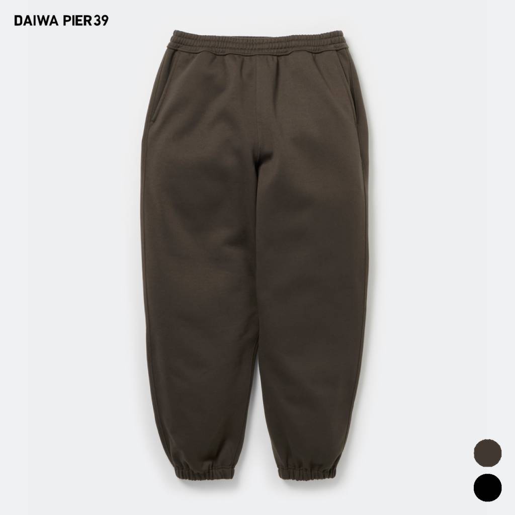■DESCRIPTION■DAIWA PIER39 定番のスウェットパンツ。同素材のトップスとのセットアップも可能で、リラックスできる外着としてデイリーに活躍します。スパンポリエステル糸を使用しコットンライクな風合いを表現。さらにMVS糸を...