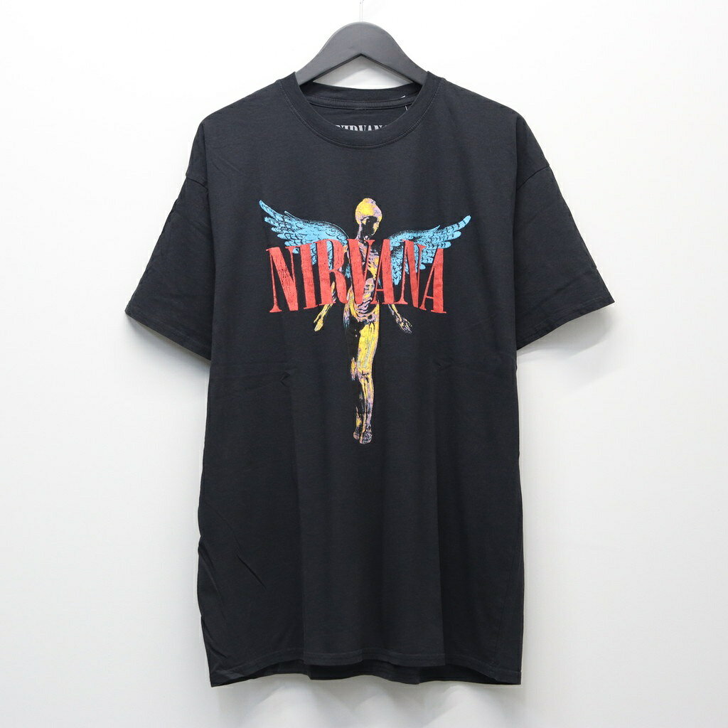 ■DESCRIPTION■オフィシャルライセンシーTシャツにユーズド加工を施した一着。日本に数台しかない衣類洗い用のオゾン発生装置でオゾンを発生させ、それを機械に投入し、脱水後の製品の水とオゾンが反応して酸化し脱色させます。生地を傷めない加...