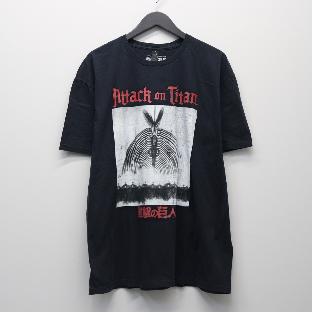 ■DESCRIPTION■オフィシャルライセンシーTシャツにユーズド加工を施した一着。日本に数台しかない衣類洗い用のオゾン発生装置でオゾンを発生させ、それを機械に投入し、脱水後の製品の水とオゾンが反応して酸化し脱色させます。生地を傷めない加...