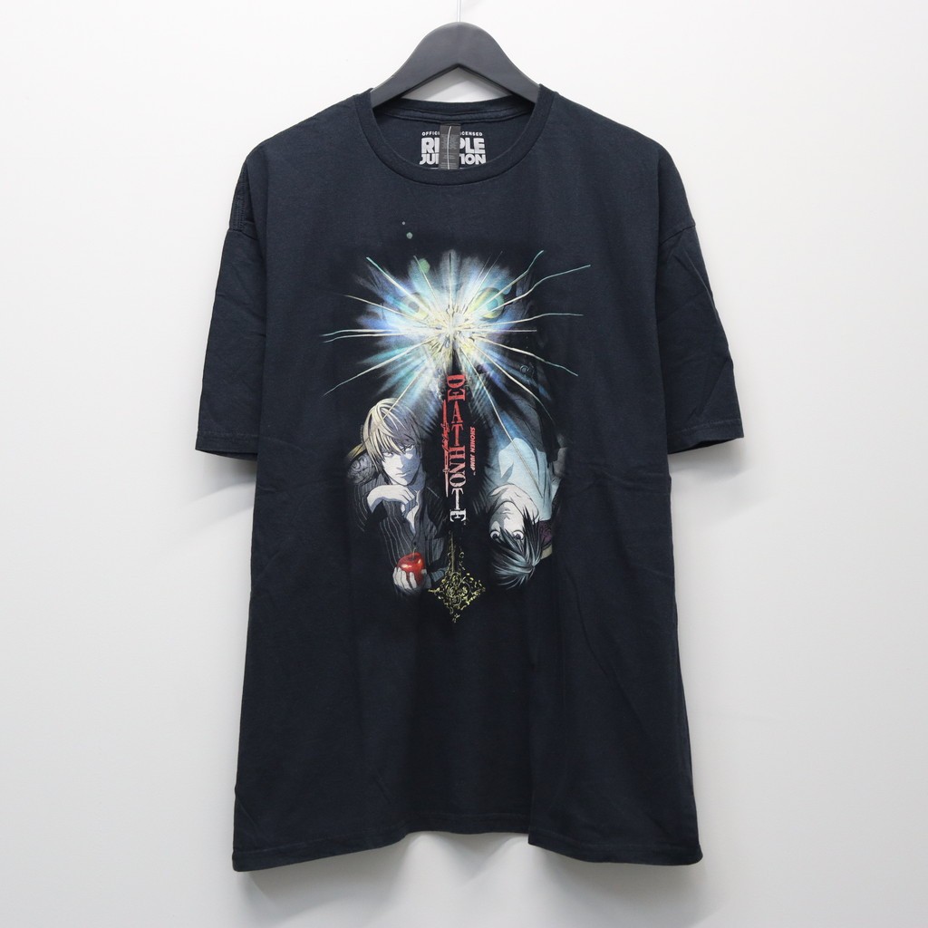 ■DESCRIPTION■オフィシャルライセンシーTシャツにユーズド加工を施した一着。日本に数台しかない衣類洗い用のオゾン発生装置でオゾンを発生させ、それを機械に投入し、脱水後の製品の水とオゾンが反応して酸化し脱色させます。生地を傷めない加...