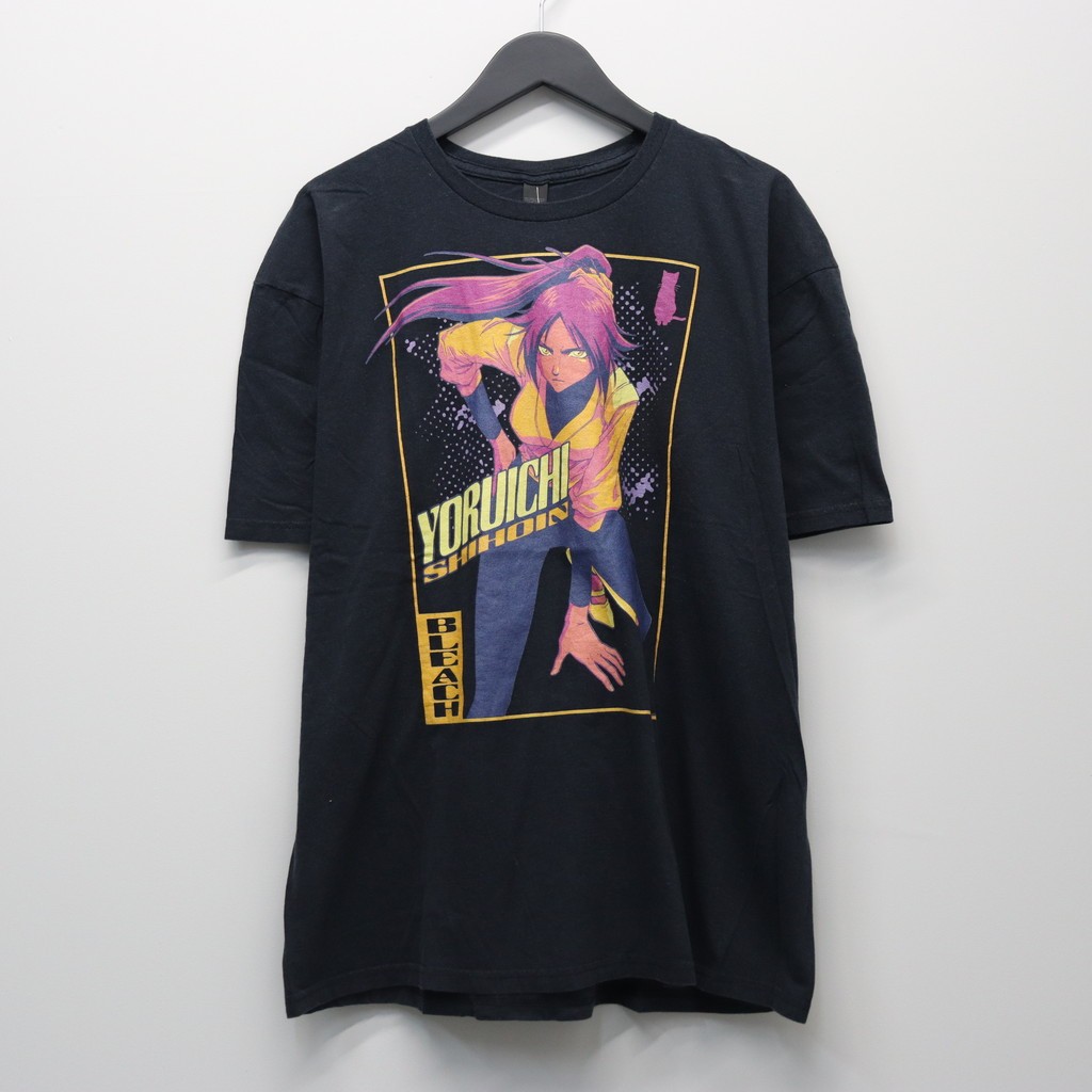 ■DESCRIPTION■オフィシャルライセンシーTシャツにユーズド加工を施した一着。日本に数台しかない衣類洗い用のオゾン発生装置でオゾンを発生させ、それを機械に投入し、脱水後の製品の水とオゾンが反応して酸化し脱色させます。生地を傷めない加...