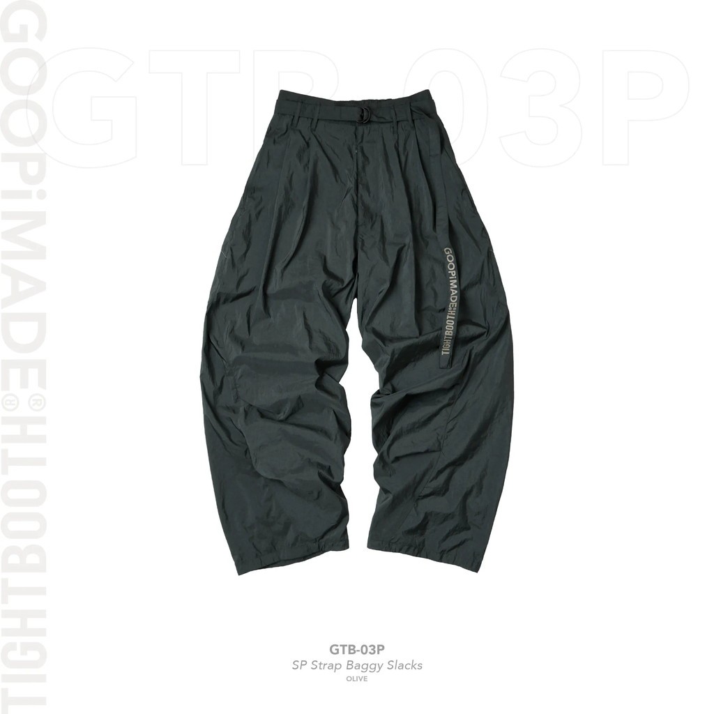 ■DESCRIPTION■Collaboration by TIGHTBOOTH PRODUCTION象徴的なバギースラックス‧SPバージョン。TIGHTBOOTH によってシルエットを調整し、GOOPiMADE が展開する新しいタイプのフ...