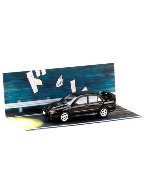 頭文字D 30周年記念モデルとしてブリスターカード、コレクタブルBOX、劇中のシーンを再現するディオラマシートが付属します。 1.ミニカーの原型製作には実車を3Dデジタルスキャニングして造形の基礎としています。 2.コレクションに最適な頭文...