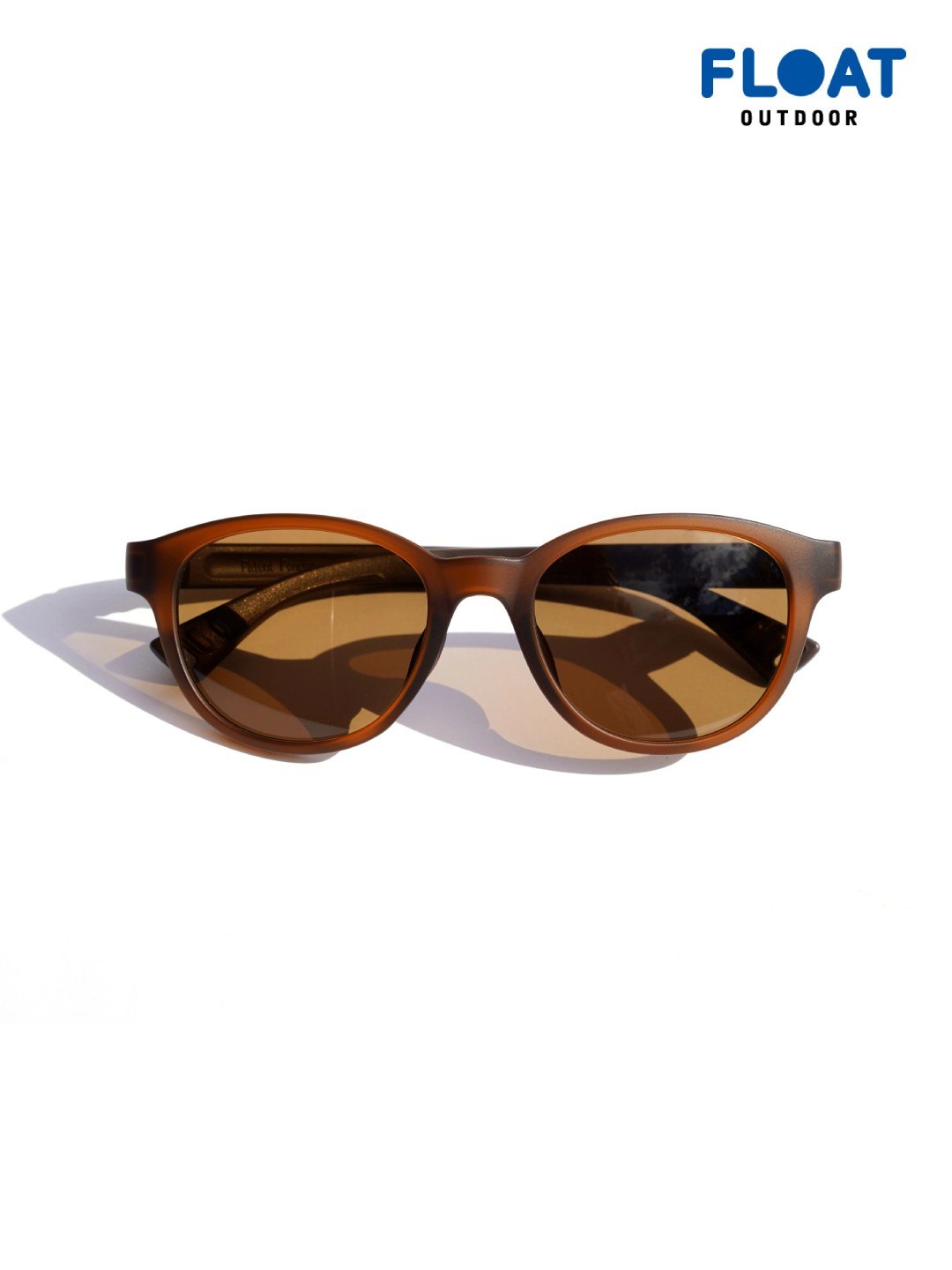 フロート ミルブレー ■メーカー説明文引用 MILLBRAEは小ぶり優しい雰囲気のボストン型。 採用しているブラウンレンズは濃すぎず薄すぎずちょうどいい塩梅の濃さ。ブラウンレンズの特徴でもある高いコントラストと、暗くなりすぎない濃さのバラン...