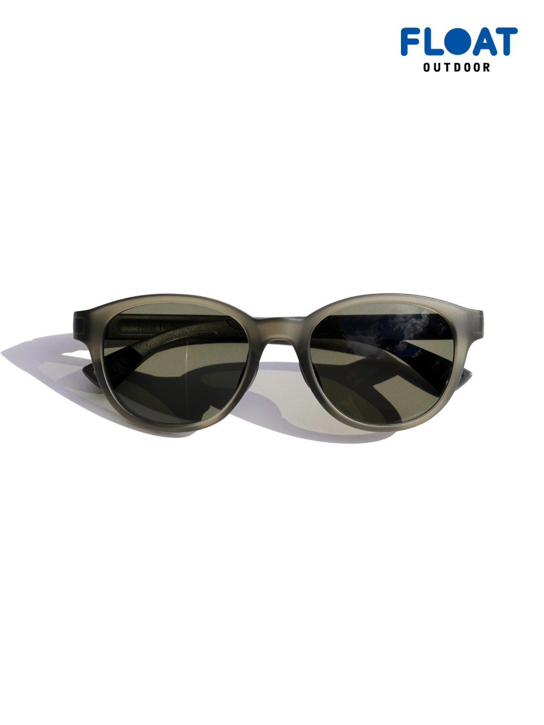 フロート ミルブレー ■メーカー説明文引用 MILLBRAEは小ぶり優しい雰囲気のボストン型。 採用しているグレーレンズは景色の色味をあまり変えず眩しさを和らげてくれます。眩しいけど色味を壊したくないという方、サングラス初心者の方はまずはグ...