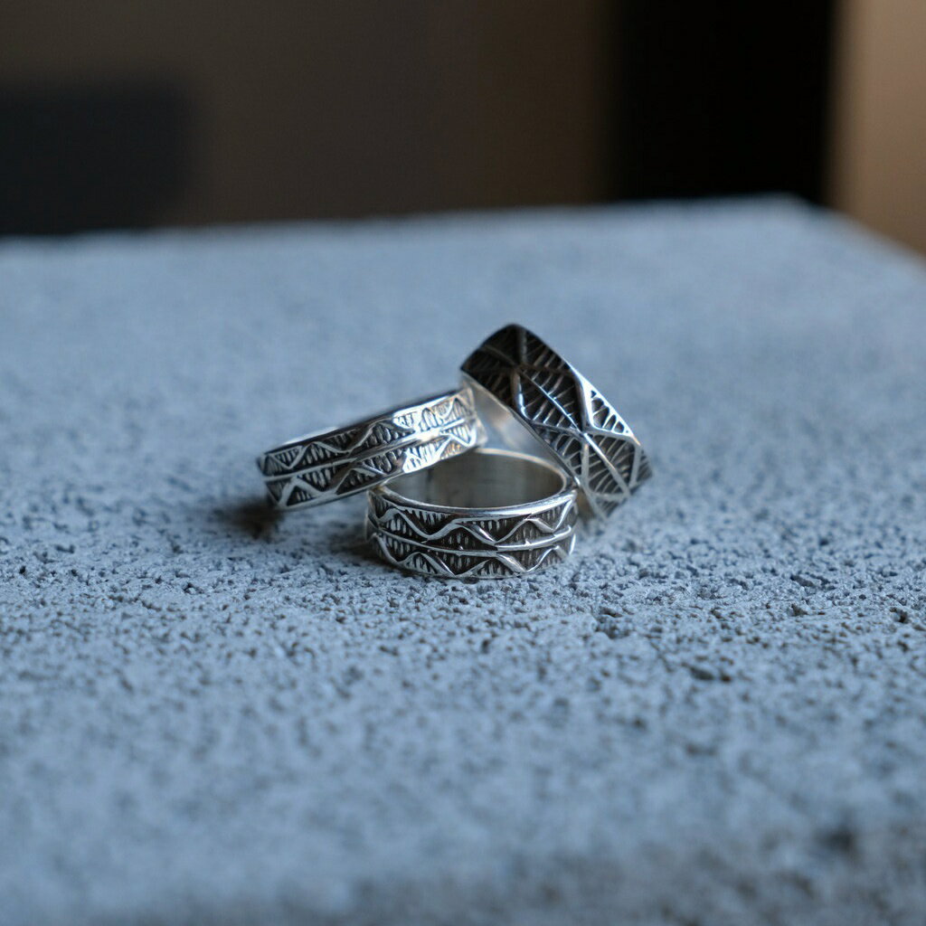 【HENRY MARIANO / ヘンリー・マリアーノ】 ニューメキシコ州ナバホネイション生まれで、すでに60才を越え、キャリアも40年を越える大のベテラン作家です。 シルバースミスの家系で、家族から彫金の技術を学びました。 ナバホのトラデ...