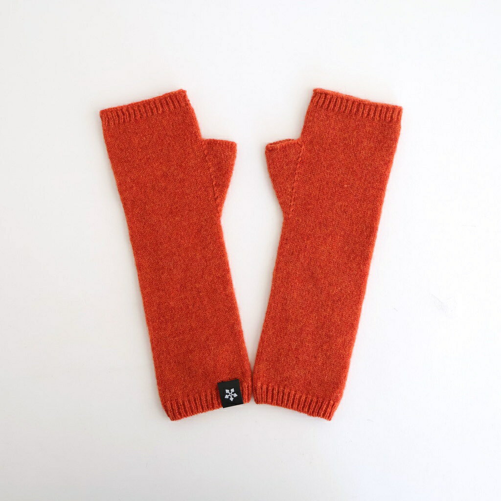□PRODUCT DETAILスコットランドの老舗ニットファクトリー〈Robert Mackie〉に別注を依頼し、Caledoorらしい感性で仕上げた指なしタイプのハンドウォーマー。 柔らかく空気を含むブラッシュドウールが、手元をふんわりと...