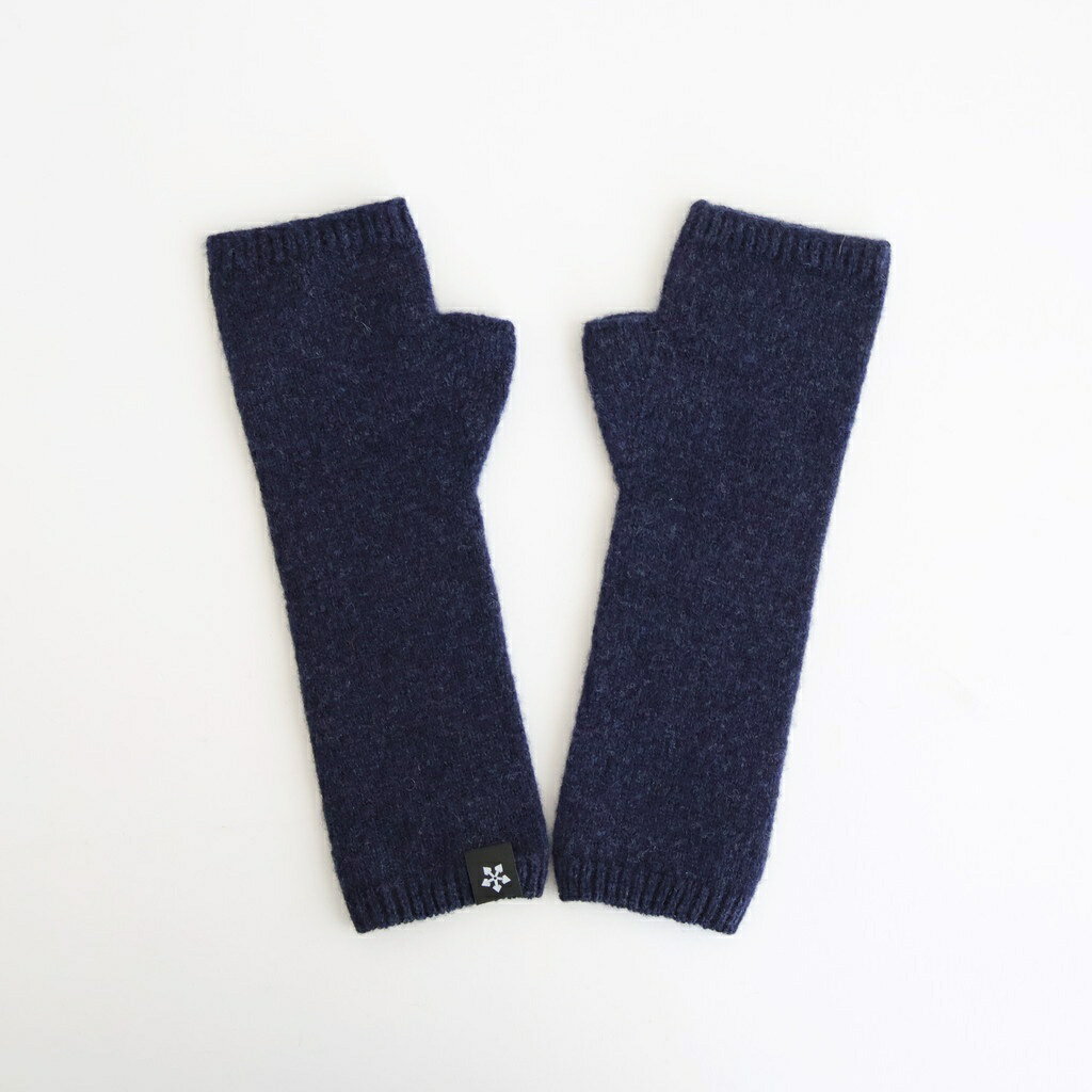 □PRODUCT DETAILスコットランドの老舗ニットファクトリー〈Robert Mackie〉に別注を依頼し、Caledoorらしい感性で仕上げた指なしタイプのハンドウォーマー。 柔らかく空気を含むブラッシュドウールが、手元をふんわりと...