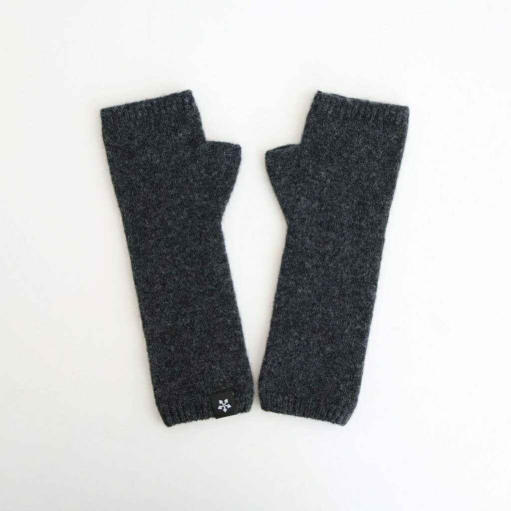 □PRODUCT DETAILスコットランドの老舗ニットファクトリー〈Robert Mackie〉に別注を依頼し、Caledoorらしい感性で仕上げた指なしタイプのハンドウォーマー。 柔らかく空気を含むブラッシュドウールが、手元をふんわりと...