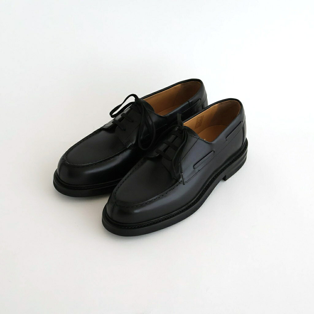 □PRODUCT DETAIL新木型HRG04を採用した、シンメトリーなモカラインを描くデッキシューズ。 カジュアルすぎないドレスシューズのデザインが合わせる服装を選びません。 【HARROGATE FOOTWEAR】 専任の木型モデリスト...