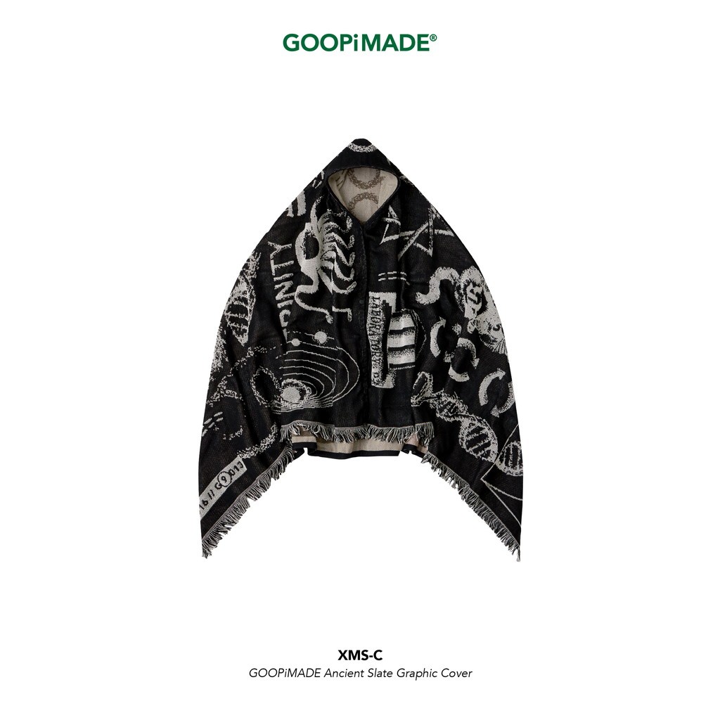 ■DESCRIPTION■GOOPiMADEならではの世界観を落とし込んだブランケット。落ち着いたカラーリングと奥行きのあるグラフィックは、今季GOOPiMADEが探求する「文学・神話・科学・芸術」のテーマを反映しています。スナップボタンを...