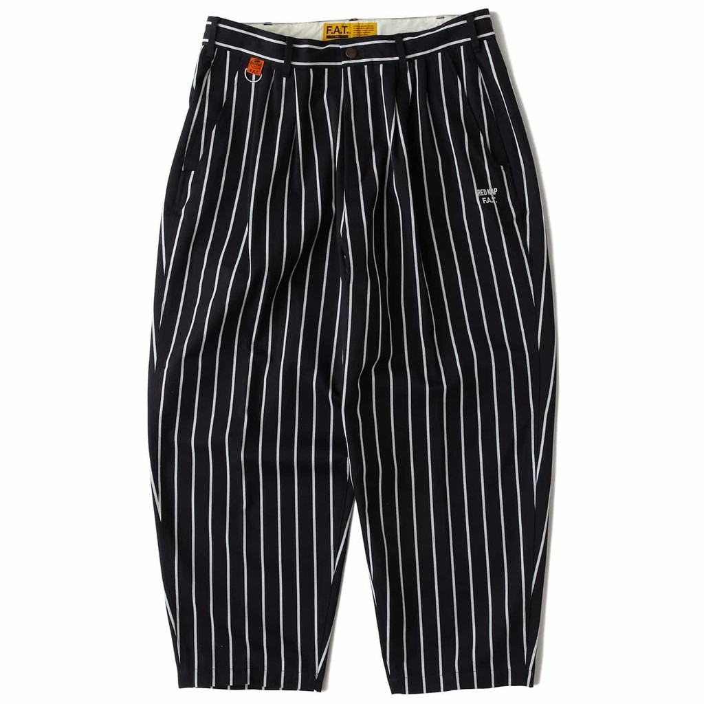 ■DESCRIPTION■RED KAP×F.A.T.のコラボレーションによるワイドチノタイプパンツ。ワークテイストあふれるT/Cストライプを使用し、ヒップから膝にかけてボリュームを持たせたワイドテーパードに加え、ジャストレングスによる独特...