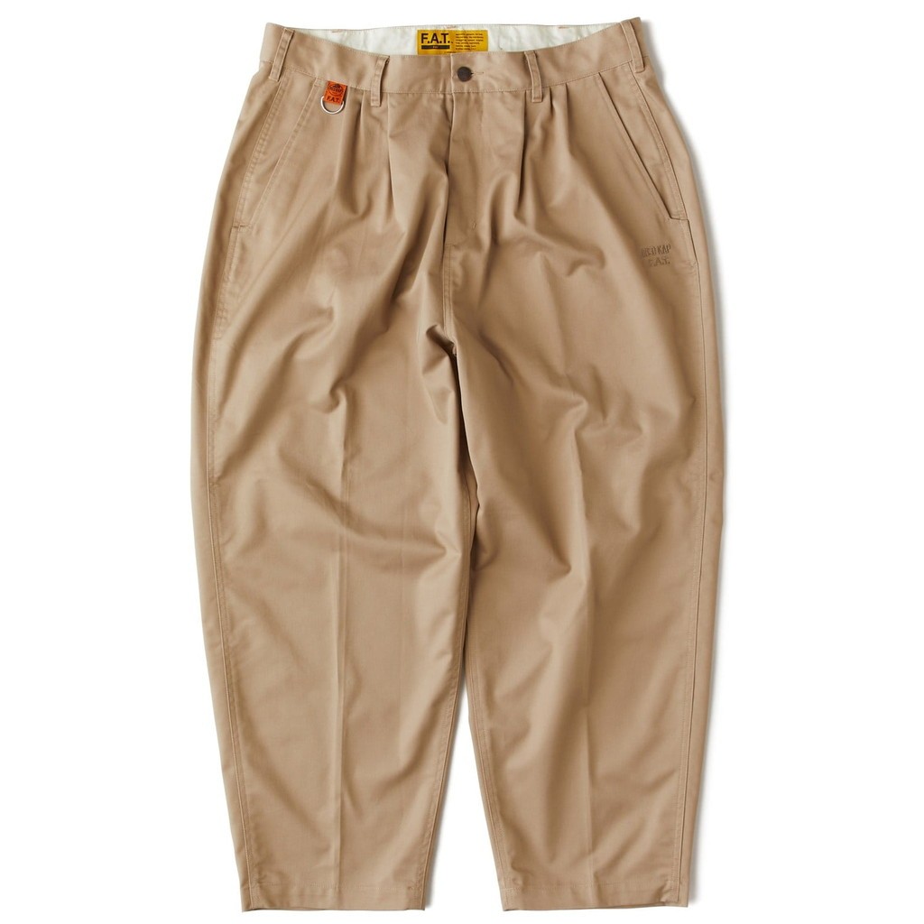 ■DESCRIPTION■RED KAP×F.A.T.のコラボレーションによるワイドチノタイプパンツ。洗いのかかった柔らかなT/Cツイルを使用し、ヒップから膝にかけてボリュームを持たせたワイドテーパードに加え、ジャストレングスによる独特なシ...