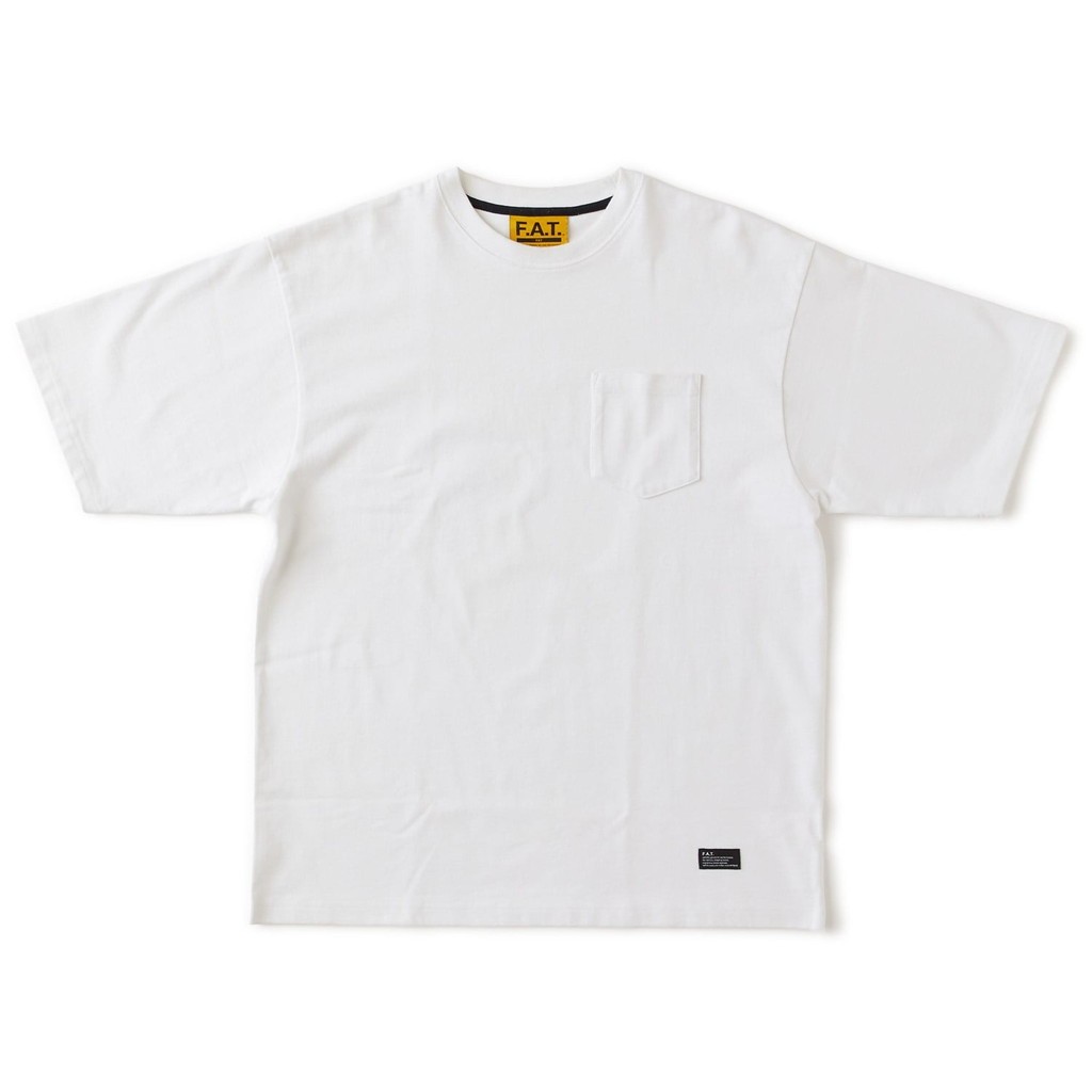 ■DESCRIPTION■シンプルかつミニマルなポケットTシャツは、触っただけで違いがわかるF.A.T.クオリティを体現したアイテム。糸からオリジナルで編み上げたこだわりの13oz生地を使用し、衿元のリブもダブルステッチ仕様にするなど、長く...
