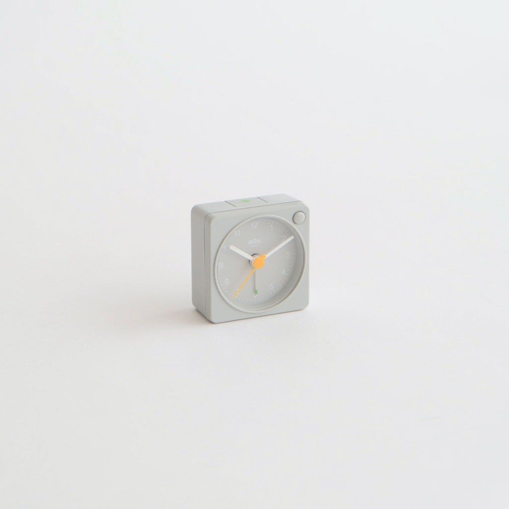 ■Product Details.BRAUNクロックの永遠の定番ともいえるmodel 02に、実用的なライト・スヌーズ機能を追加。必要な機能だけが詰め込まれたコンパクトでミニマルなデザインのアラームクロック。既存の完成されたデザインを損なわ...