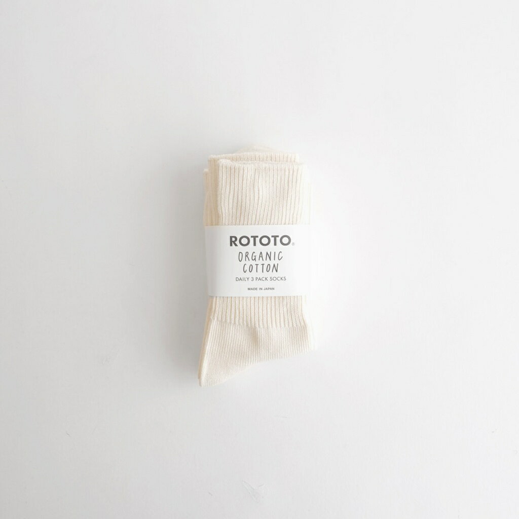 ■Product Details.オーガニックコットンを使用したベーシックで飽きのこない3足パックのリブソックス。伸縮性が必要なかかとから上は1×1リブで編むことでソフトフィットに。かかとから下は革靴などを履いてもダブつきにくいよう、伸縮の...