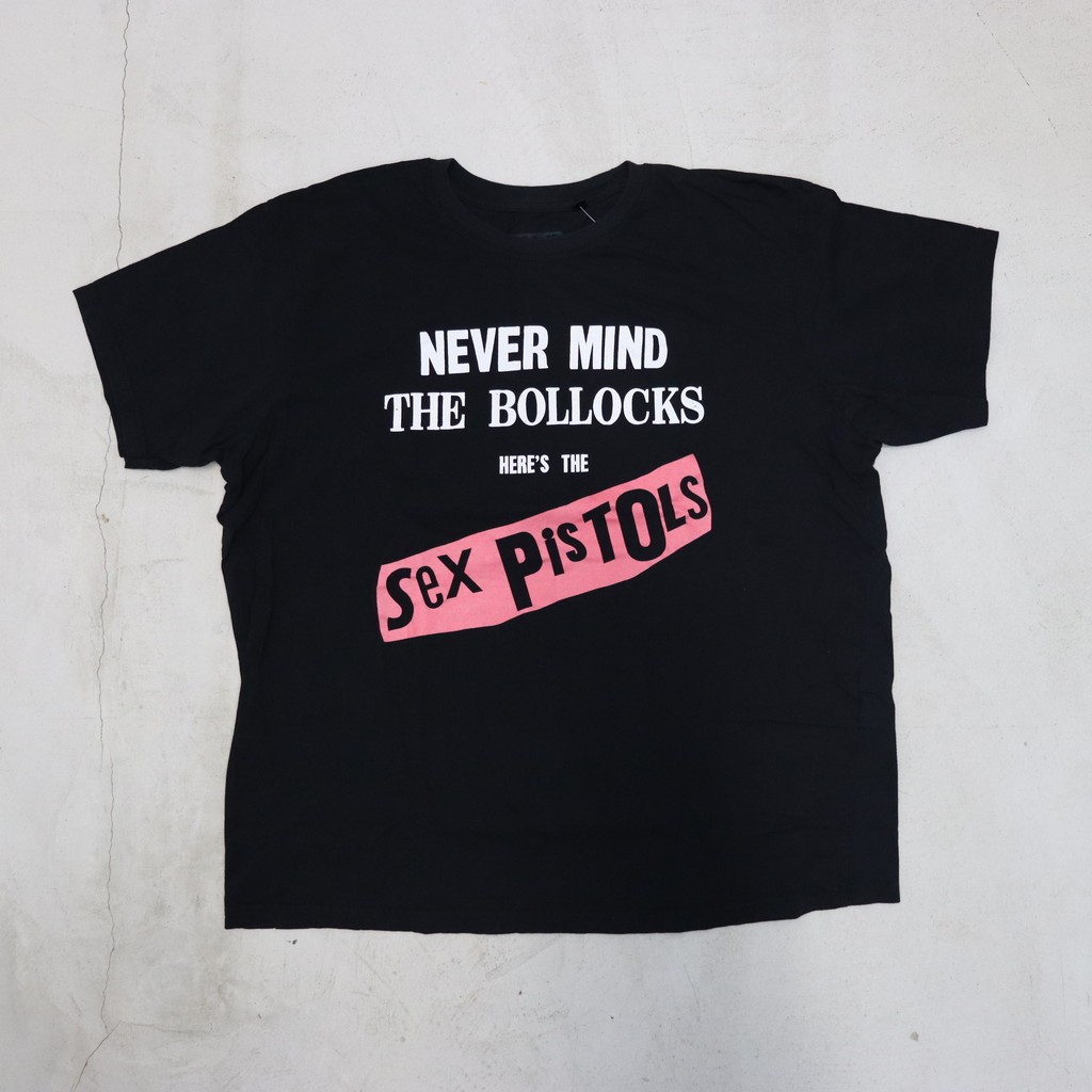 ■DESCRIPTION■オフィシャルライセンシーTシャツにユーズド加工を施した一着。日本に数台しかない衣類洗い用のオゾン発生装置でオゾンを発生させ、それを機械に投入し、脱水後の製品の水とオゾンが反応して酸化し脱色させます。生地を傷めない加...