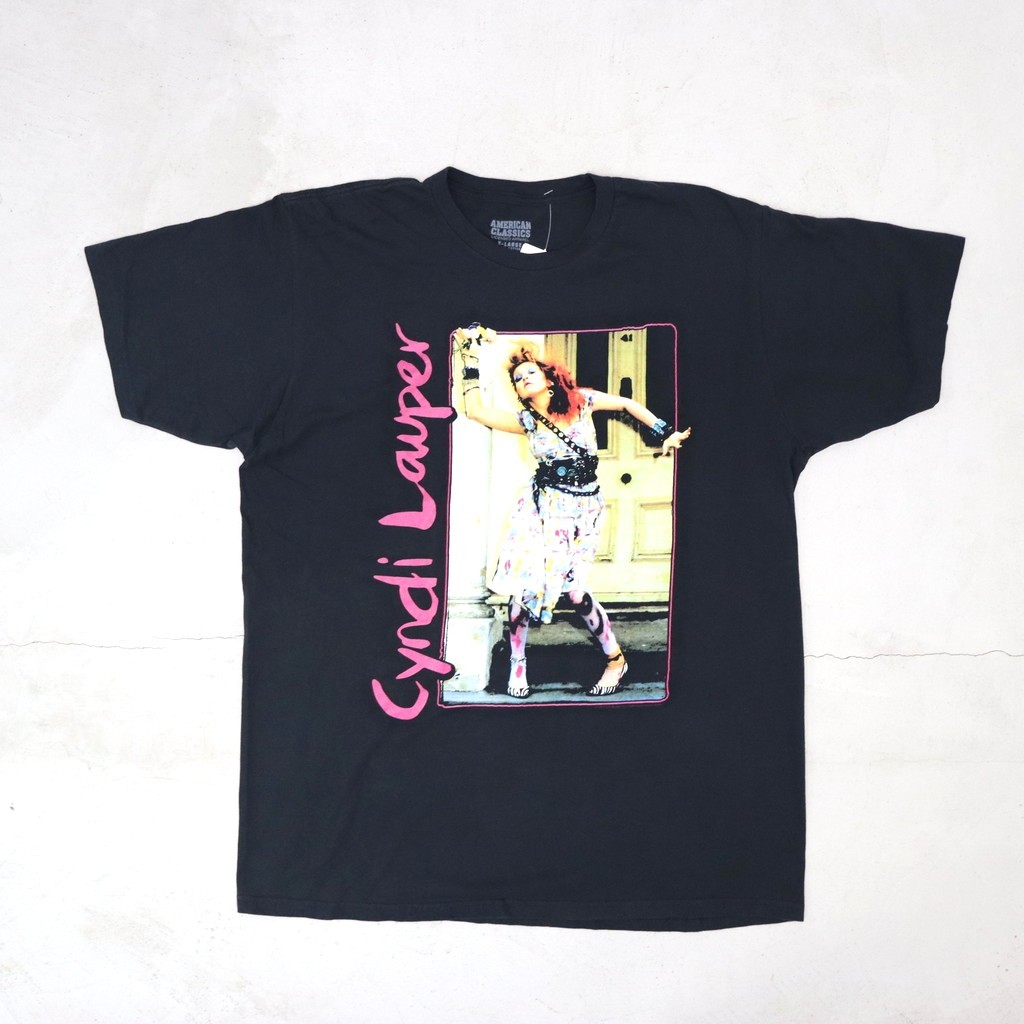 ■DESCRIPTION■オフィシャルライセンシーTシャツにユーズド加工を施した一着。日本に数台しかない衣類洗い用のオゾン発生装置でオゾンを発生させ、それを機械に投入し、脱水後の製品の水とオゾンが反応して酸化し脱色させます。生地を傷めない加...