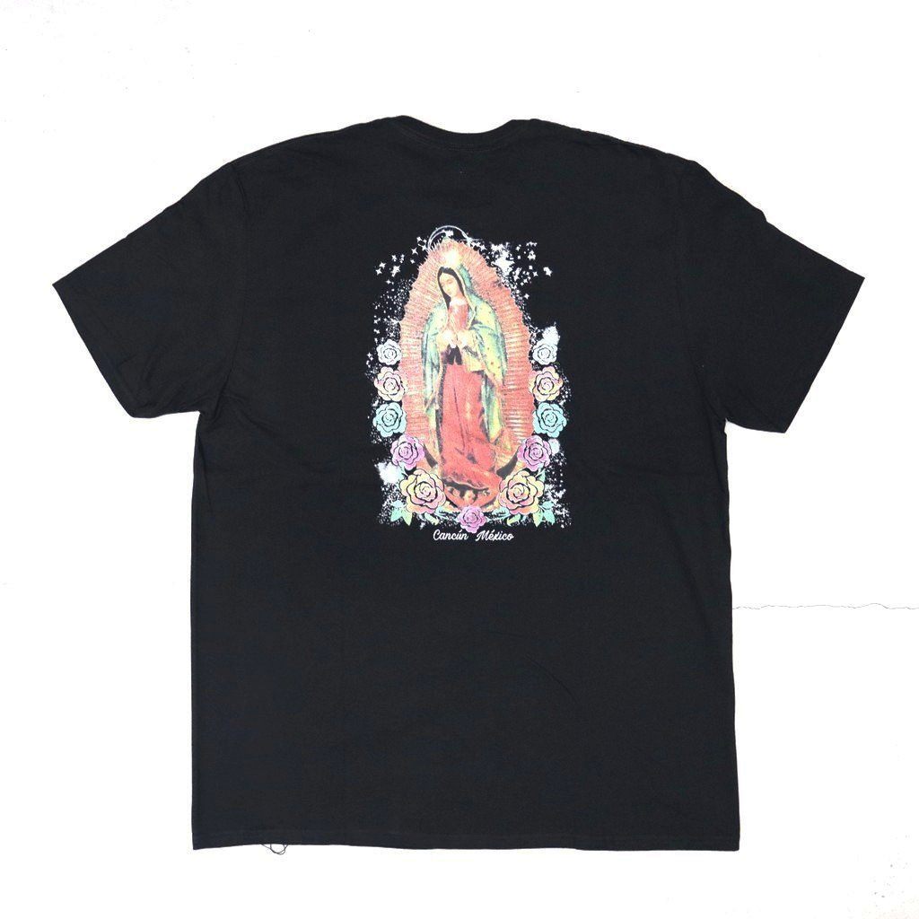 ■DESCRIPTION■オフィシャルライセンシーTシャツにユーズド加工を施した一着。日本に数台しかない衣類洗い用のオゾン発生装置でオゾンを発生させ、それを機械に投入し、脱水後の製品の水とオゾンが反応して酸化し脱色させます。生地を傷めない加...