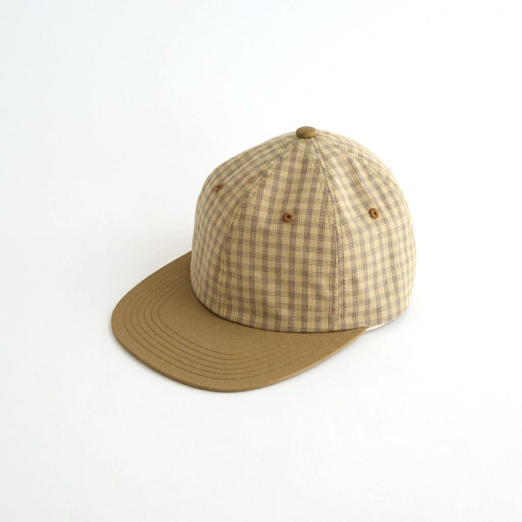 □PRODUCT DETAILマドラスチェック柄が印象的な、フラットブリムでクラシックなフォルムのベースボールキャップ。 アジャスターの革ベルトにはロゴを箔押し。 前面の刺繍などをなくし、プレーンにしているため幅広いコーディネートに対応可能...