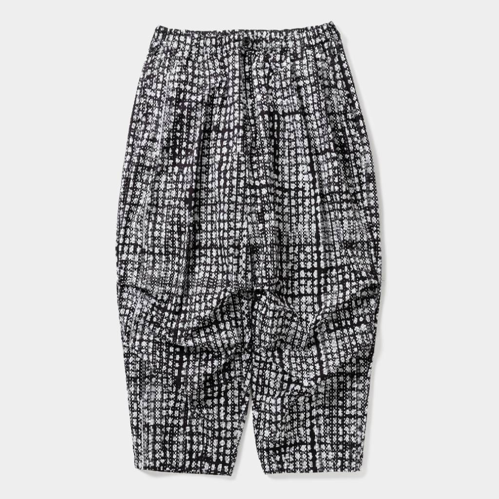 ■DESCRIPTION■[DETAIL]・ブランドロゴを総柄グラフィックに落とし込んだバルーンパンツ。・裾を狭め、膝のタックで立体感とゆとりを加えたシルエット。・表地は独特な凹凸感のあるシアサッカー生地を使用し、裏地には柔らかなポリエステ...