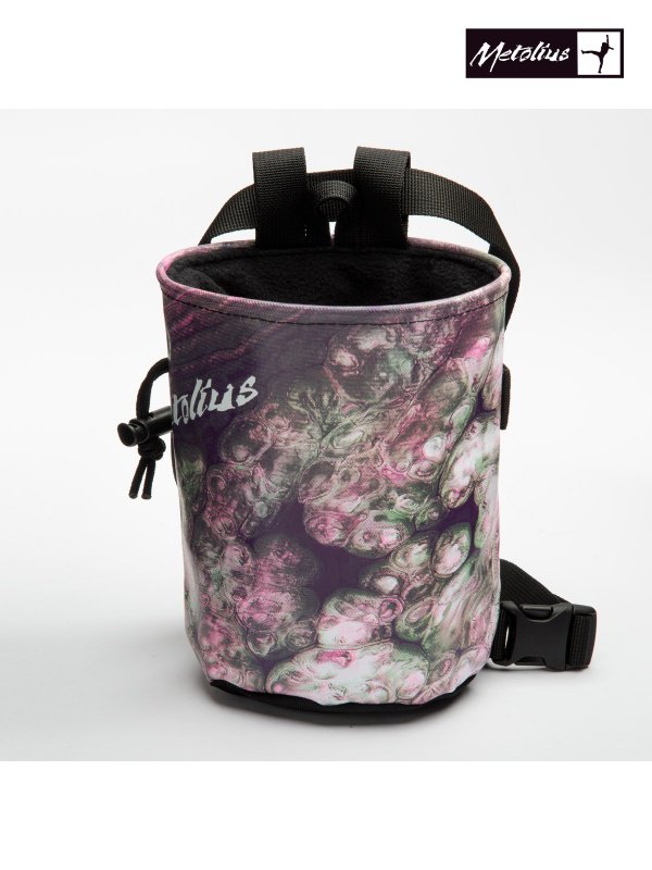 ■メーカー説明文引用 シリンダー型チョークバッグの定番コンペティションに、表情豊かなマーブル模様をあしらったチョークバッグ。 ぱりっとした厚手の光沢ファブリック製。 ・バックルベルト付き ※メーカー画像を使用しておりますので本商品と多少仕様...