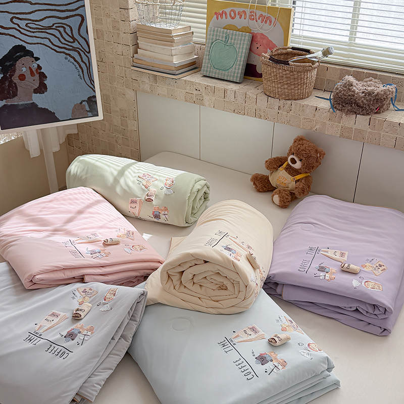 商品詳細 特徴 この夏、快適な眠りをサポートする「夏用掛け布団」はいかがですか？薄くて軽い合繊素材で作られており、肌に優しい接触冷感が特徴です。可愛いデザインが施されているので、お子様やレディースにもぴったり！ 素材 ポリエステル サイズ ...