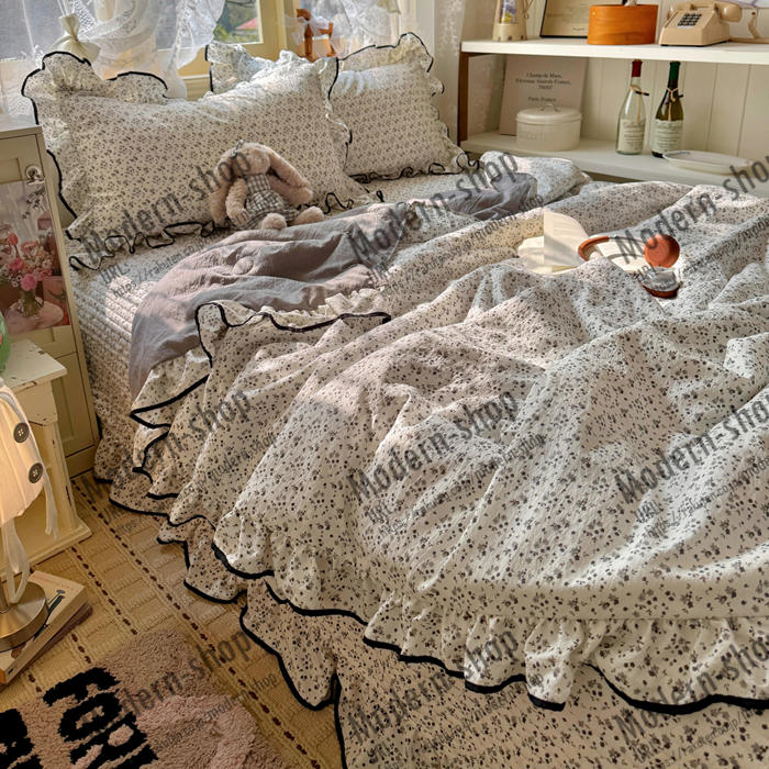 商品詳細 特徴 この夏布団は、軽やかで快適な睡眠を提供するために設計されています。花柄とフリルが施されたデザインは、寝室を華やかに彩ります。薄手で軽量なため、夏の暑い夜でも快適に過ごせます。 素材 ポリエステル サイズ 掛け布団：150cm...