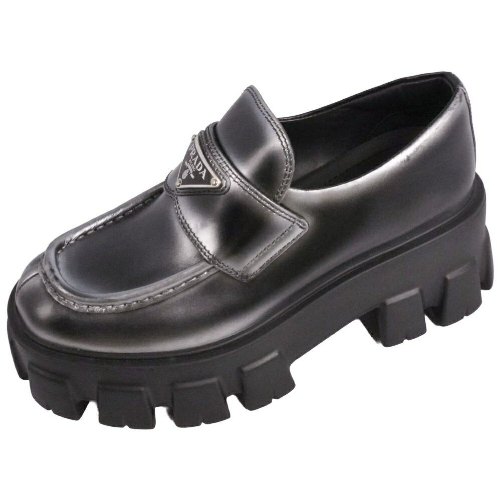 ■商品名プラダ PRADA ローファー モノリス モカシン ブラッシュドレザー トライアングル 革靴 レディース イタリア製 ブラック/シルバー サイズ35(22cm相当)■状態説明・上質なブラッシュドレザーを贅沢に使用した、PRADA「モ...