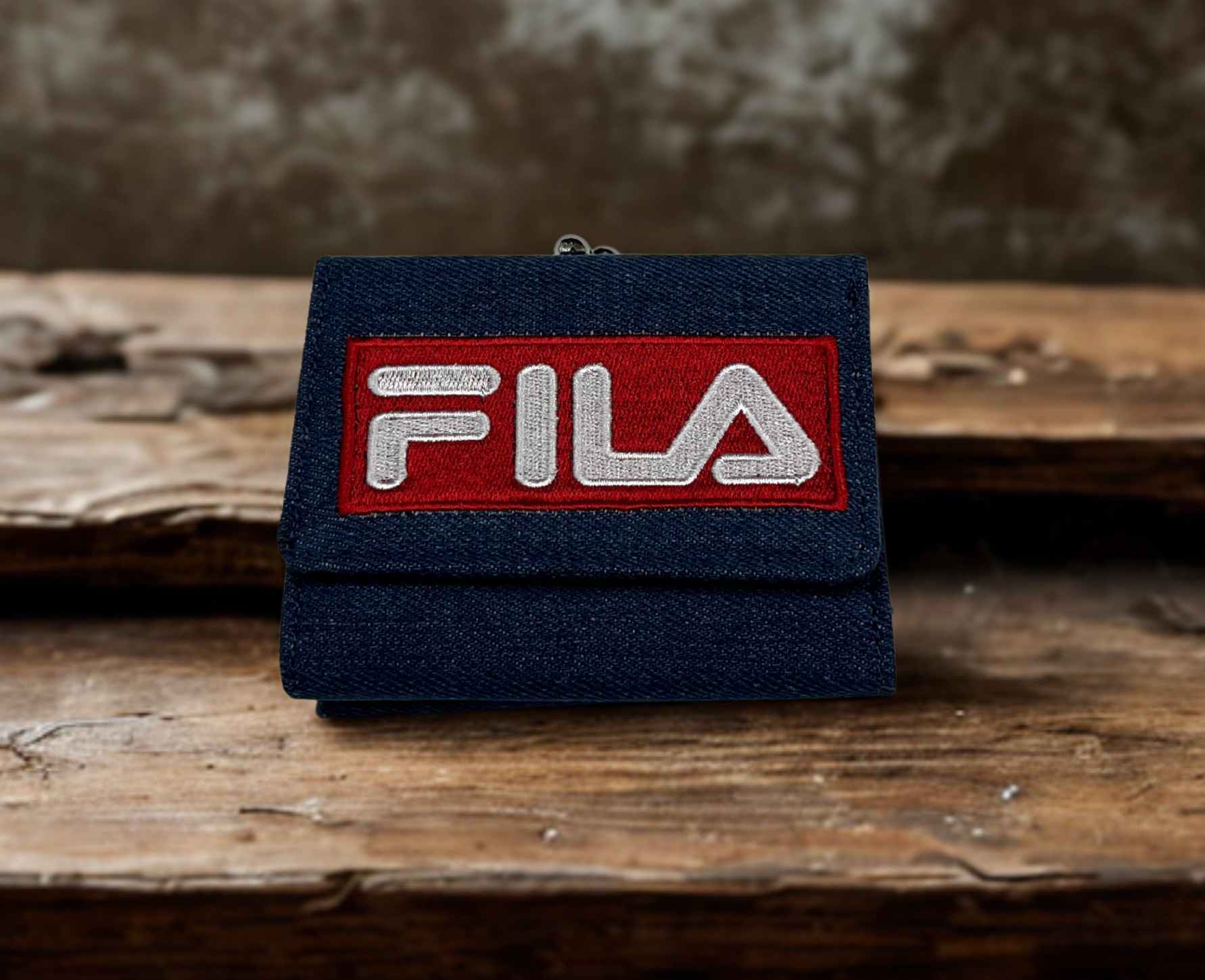 このお財布は、ネイビーとレッドのツートンカラーが目を引く、スポーティーなデザインの三つ折り財布です。がま口の小銭入れが使いやすく、子供から中高生まで幅広く使えます。コンパクトで持ち運びやすいので、修学旅行や日常使いにぴったり。男女問わず使え...