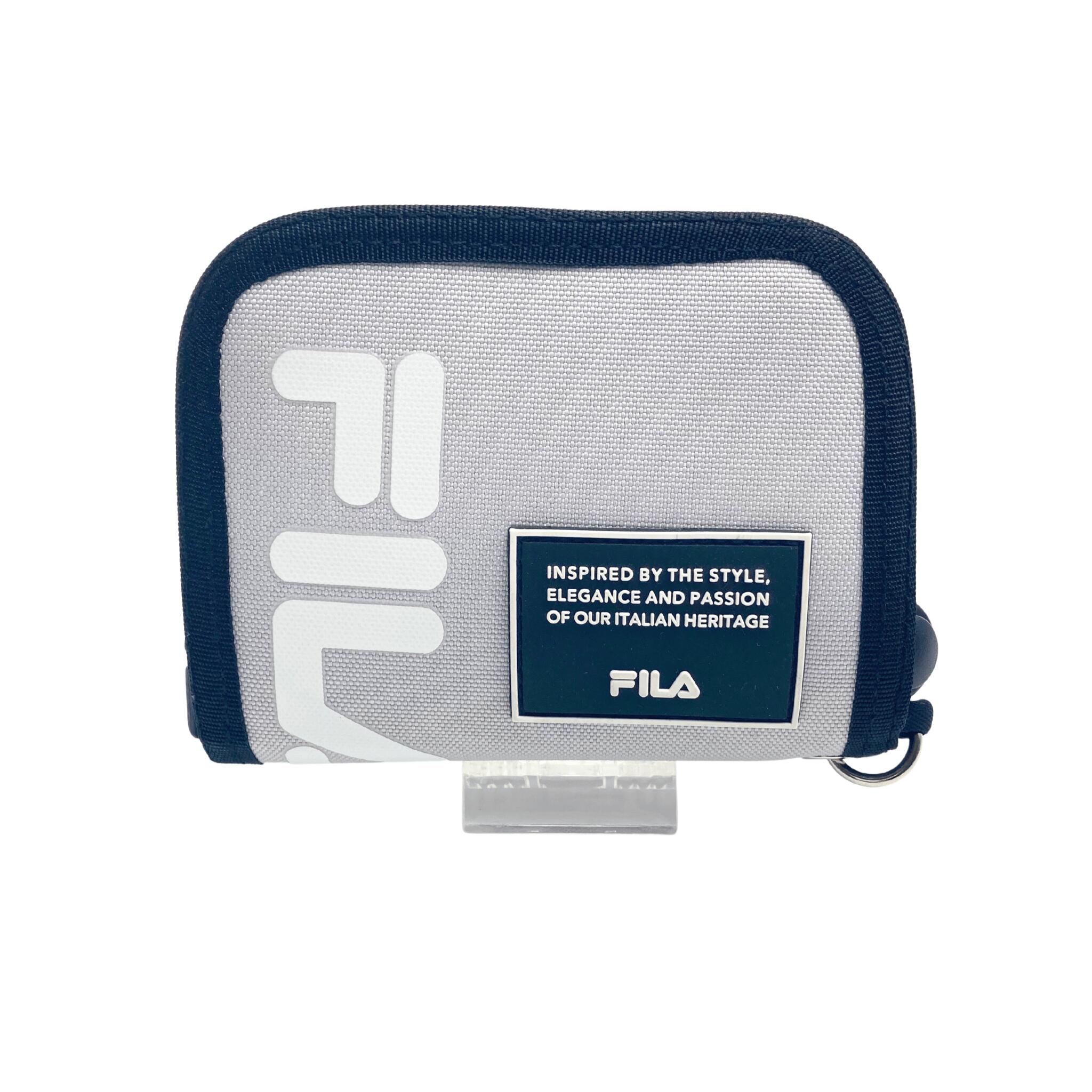 このFILAの二つ折り財布は、シンプルでかっこいいデザインが特徴で、グレーカラーがどんなスタイルにもマッチします。コンパクトながらも必要なものをしっかり収納できるので、修学旅行や日常使いに最適です。誕生日プレゼントとしても喜ばれること間違い...