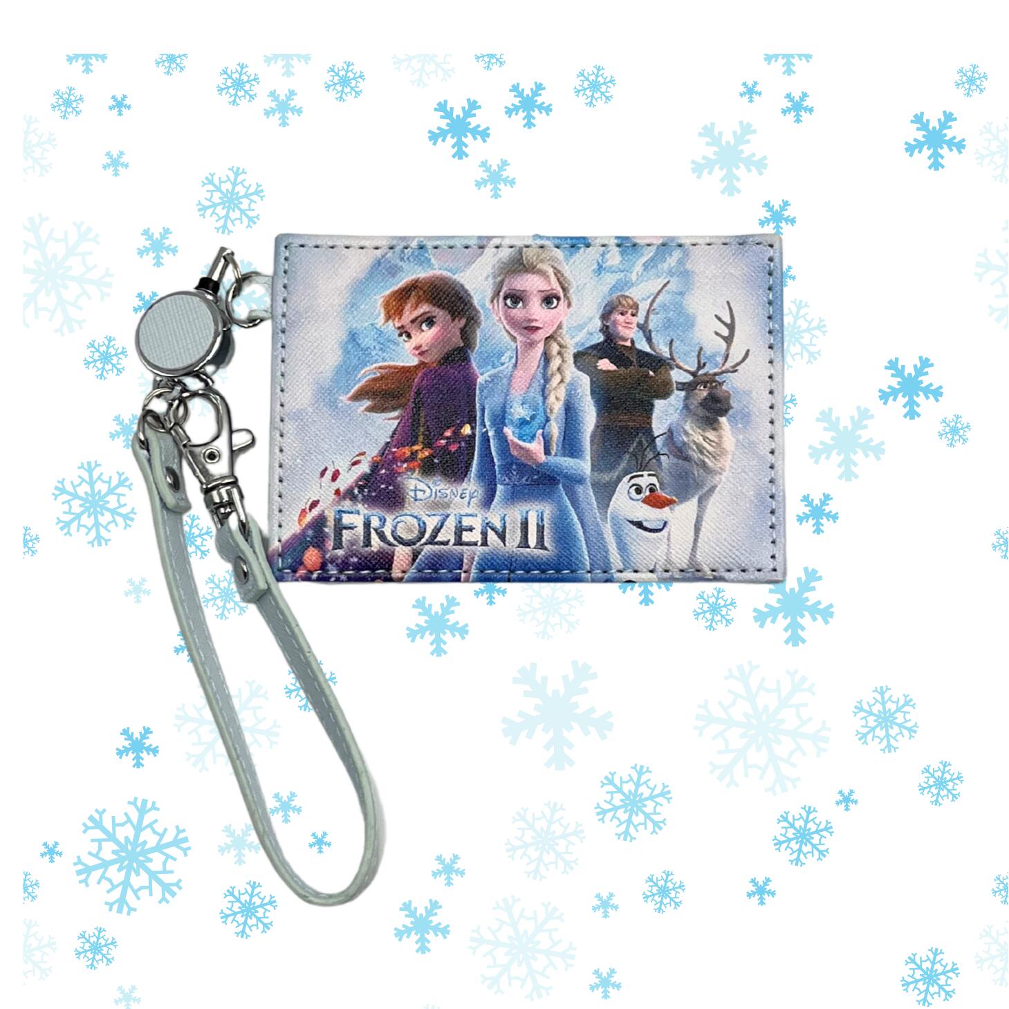 このアナと雪の女王パスケースは、小学生から高校生まで幅広い年齢層にぴったりのアイテムです。ホワイトとブルーのカラーが爽やかで、アナとエルサのデザインがとってもキュート！通学や修学旅行で大活躍すること間違いなしです。コンパクトで持ち運びやすく...