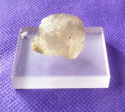 ミャンマーのヤンゴンの宝石店で見つけました。 ＊代引き便ご希望の場合は送料、手数料は有料となります。ペンダント、ブローチに、 もちろん研磨すれば”宝石”です。