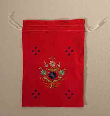 ベトナム−ハノイのショップで見つけました。かわいい花のデザインです。 ＊配送はメール便または郵送で送料無料です。 　宅配便、代引き便ご希望の場合は別途送料・代引き 　手数料が必要となります。華の刺繍デザインの布製ポーチ 大きさ：28cmX2...