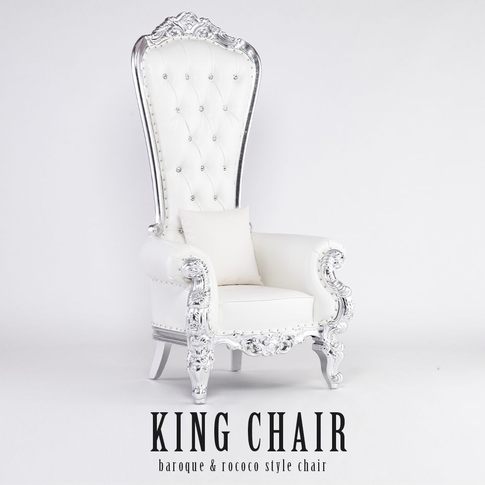 キングチェア 1人掛け シルバーフレーム×ホワイトレザー fp1001-sw ■コメント■ FRP（繊維強化プラスチック）の特性を最大限に活かした豪華なアームチェア 随所に施された装飾が、空間に圧倒的な存在感を与えます 木彫りでは手間とコス...