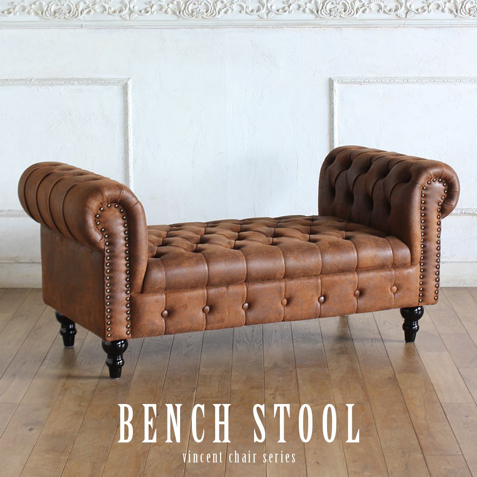 アーム付き ベンチスツール　バックスキンファブリック vcbstp30k ■コメント■ 英国伝統スタイル「チェスターフィールド」 Vincent(ヴィンセント)シリーズよりスツールのご紹介 職人がハンドメイドでひとつずつ打ち込んだ単鋲仕上げ...