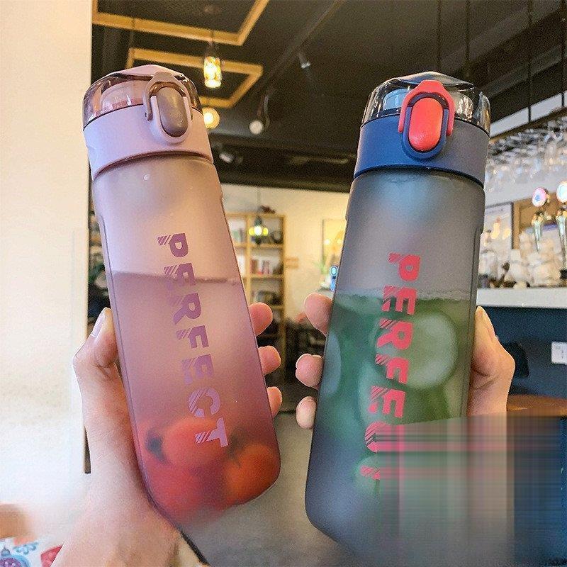 水筒 直飲み プラスチックボトル 500ml 800ml 大容量 水筒 軽い 便利 オシャレ ins風 子供 大人 体操 ヨガ トレーニング 運動水筒 スポーツ ボトル コップ 製品の説明 素材：プラスチック 内容量：約430ml 500m...