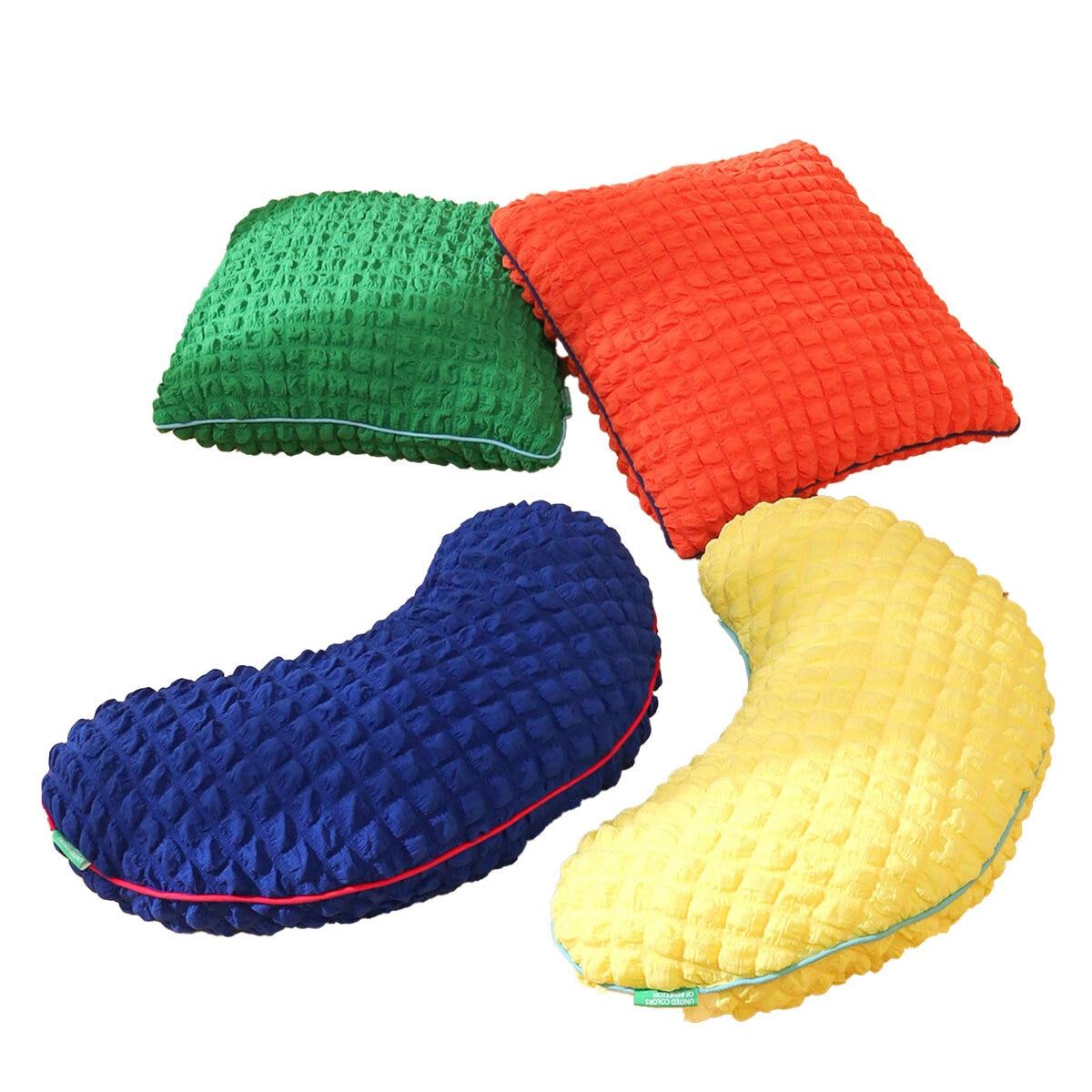 【商品の特徴】 ・ベネトンらしい鮮やかなカラー ・パイピングのカラーもアクセント ・ポップコーンのようなぽこぽこと立体感のあるデザイン ・伸縮性のある柔らかな生地風合い ・ブルー、イエローはムーン型、グリーン・オレンジは正方形型 -----...