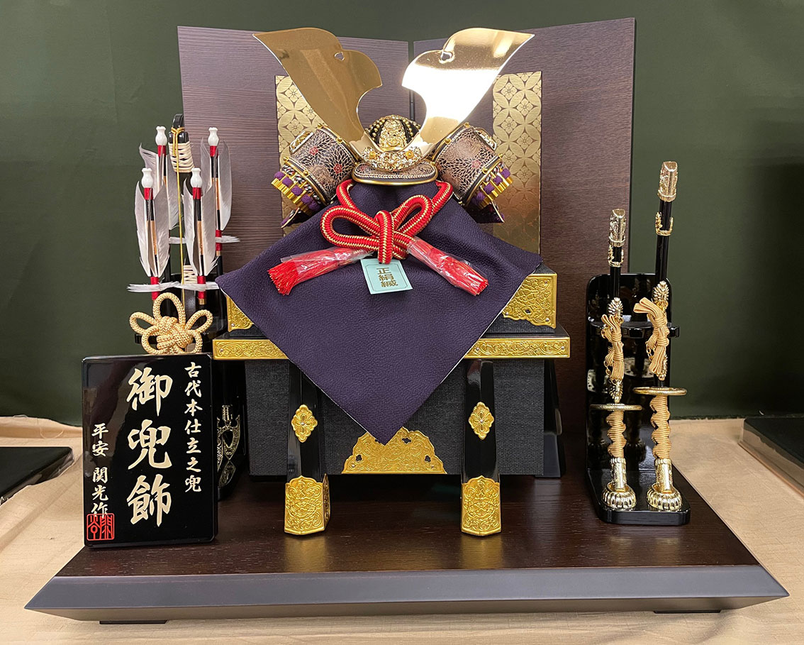 【商品仕様】8号 潤兜 金小札 正絹赤糸威 【台・屏風】絢音 55号 平飾台 「和楽」15号二曲屏風 ダークブラウン　七宝柄 本金駿河蒔絵 【弓太刀】11号　2本太刀　4本矢 【サイズ】間口約55×奥行40×高さ51