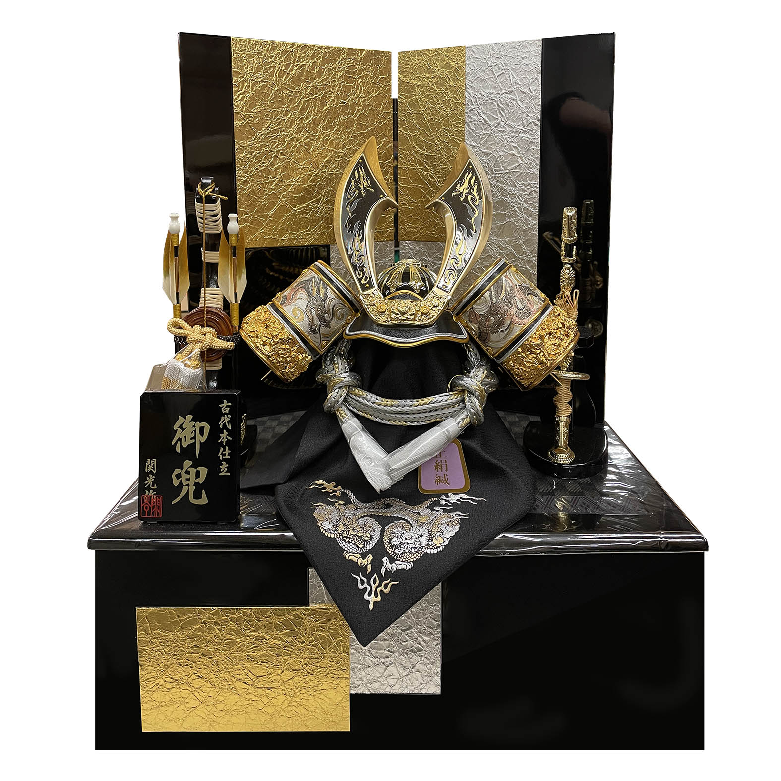 金和紙地の金龍金剛兜。 収納箱と屏風は黒塗りに金銀箔もみ紙、収納箱の畳を黒色にして伝統の中にモダンな雰囲気を出しています。 【サイズ】間口約46cm×奥行31cm×高さ57cm