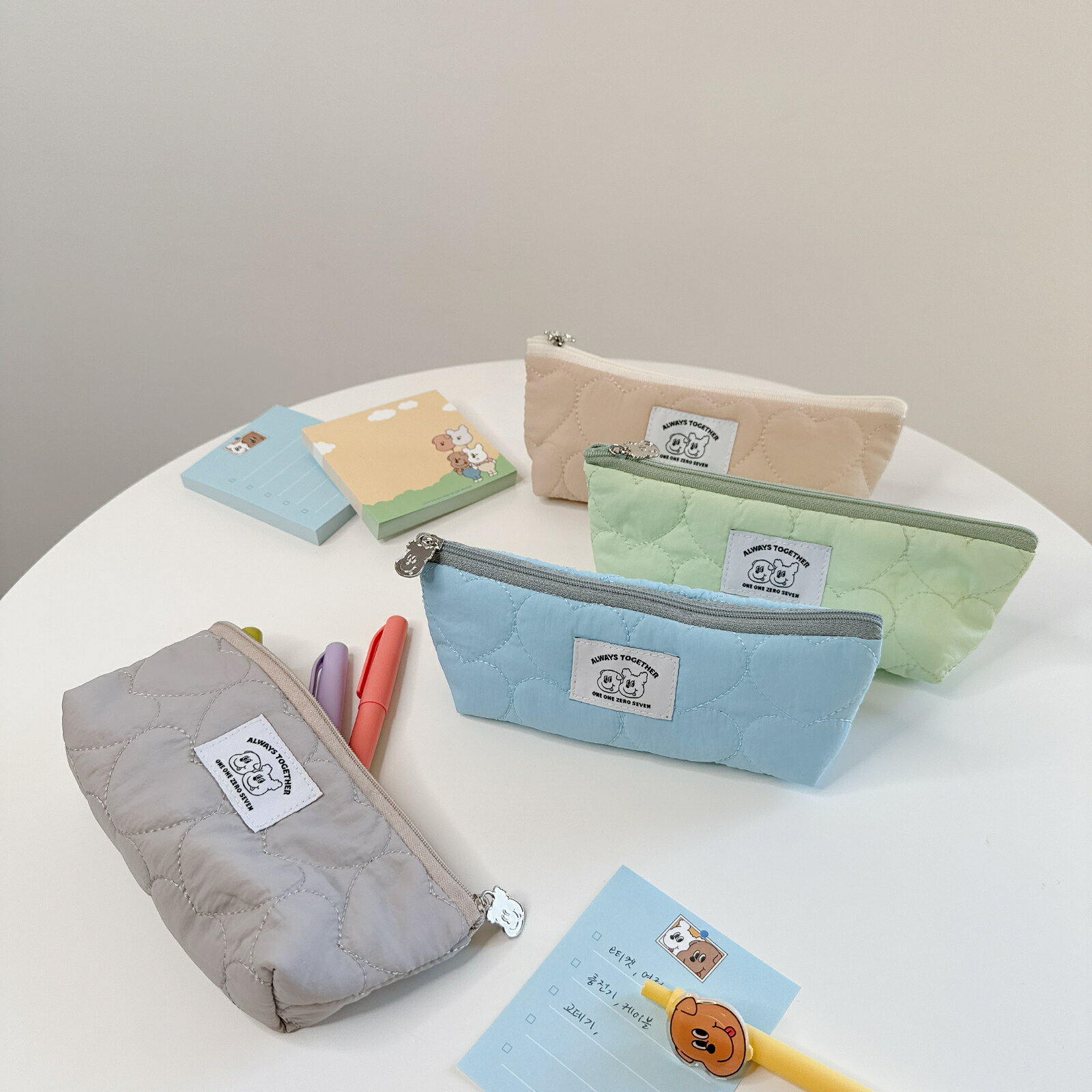 商品情報サイズ20×8.5 (cm)マチ 5cm(収納本数はあくまでペンの太さにもよりますが、ボールペン10本前後、定規、修正テープ、消しゴム等を一度に収納可能なサイズです）※サイズは1～2cm程度の誤差が生じる場合がございます。材質ポリエ...